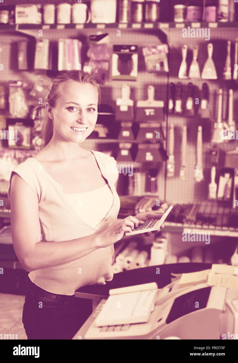 Portrait der junge lächelnde Frau an der Kasse im Werkzeug-ware Shop ...