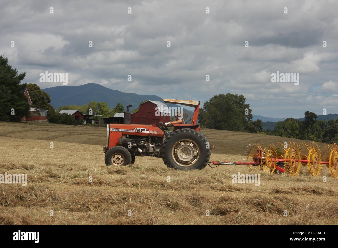 Traktor mit radrechen -Fotos und -Bildmaterial in hoher Auflösung – Alamy
