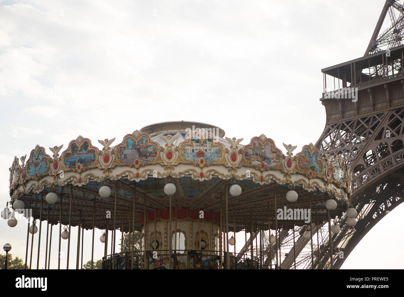 Karussell in paris -Fotos und -Bildmaterial in hoher Auflösung – Alamy