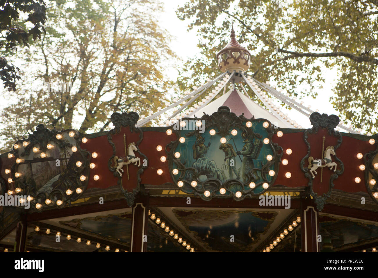 Karussell in paris -Fotos und -Bildmaterial in hoher Auflösung – Alamy