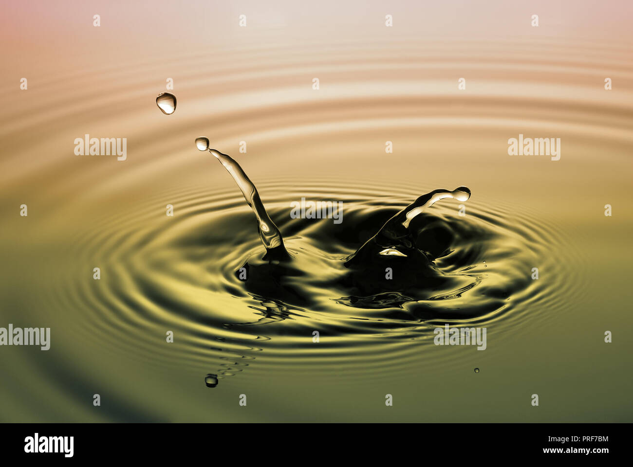 Fallender tropfen -Fotos und -Bildmaterial in hoher Auflösung – Alamy
