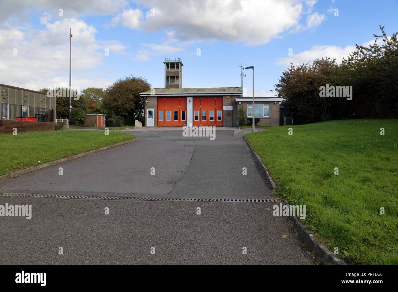 Suchen Sie das Laufwerk in Richtung Pyle Fire Station mit seinen zwei ...