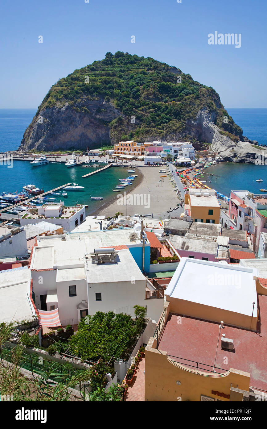 Das malerische Fischerdorf Sant'Angelo auf der Insel Ischia, Golf von ...