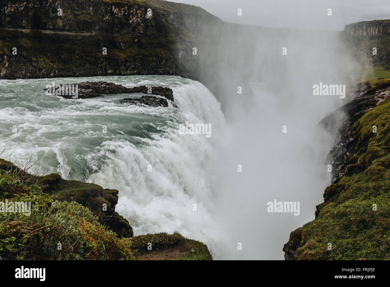 Luftaufnahme der Dampf über dem Wasserfall Gullfoss in Island ...
