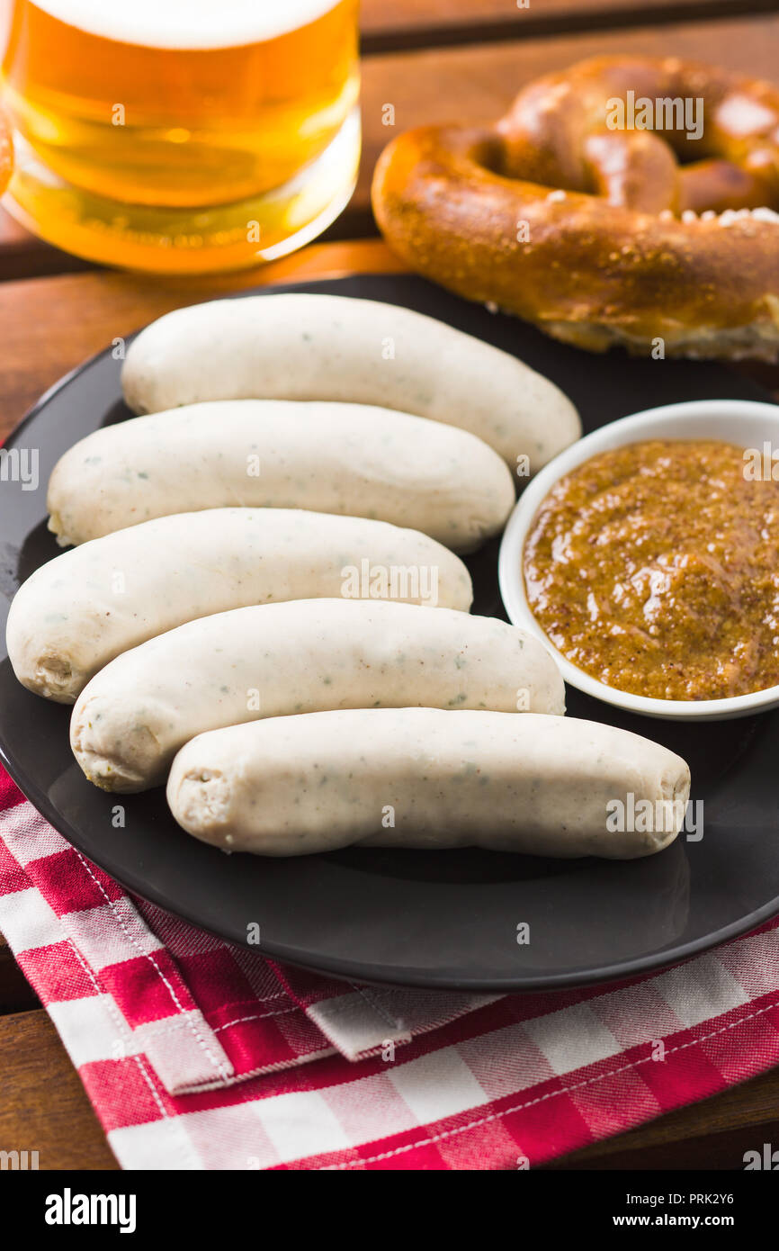 Die bayerische Weißwurst, Brezel und Senf auf kariert Serviette ...
