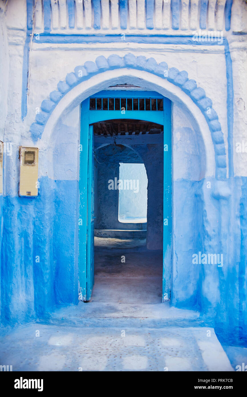 Schöne Vielfalt der blauen Türen der Blauen Stadt Tanger in Marokko ...
