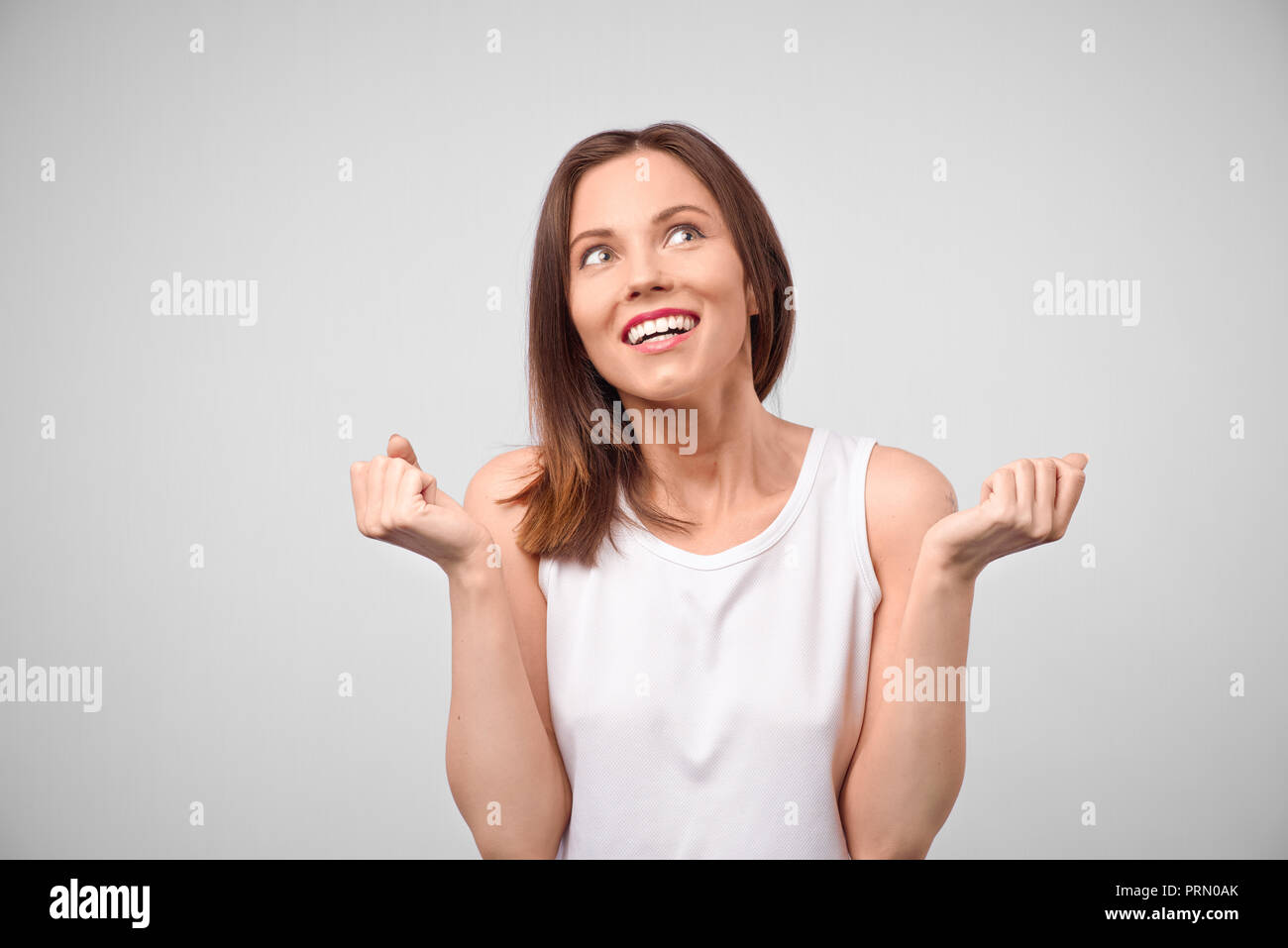Menschen, Erfolg, Erfolg und Freude. Happy jubelnden Frauen wirft die ...
