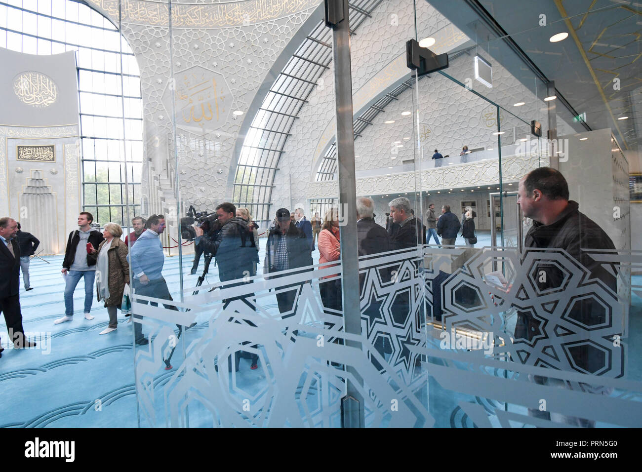 03 Oktober 2018, Nordrhein-Westfalen, Köln: Die Besucher stehen am Tag ...
