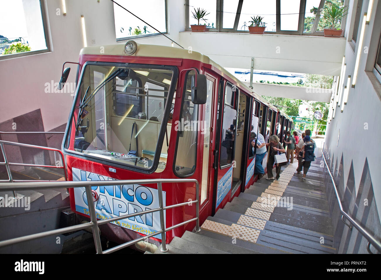 Funicolare, Seilbahn vom Hafen Marina Grande auf Capri Stadt, Capri ...