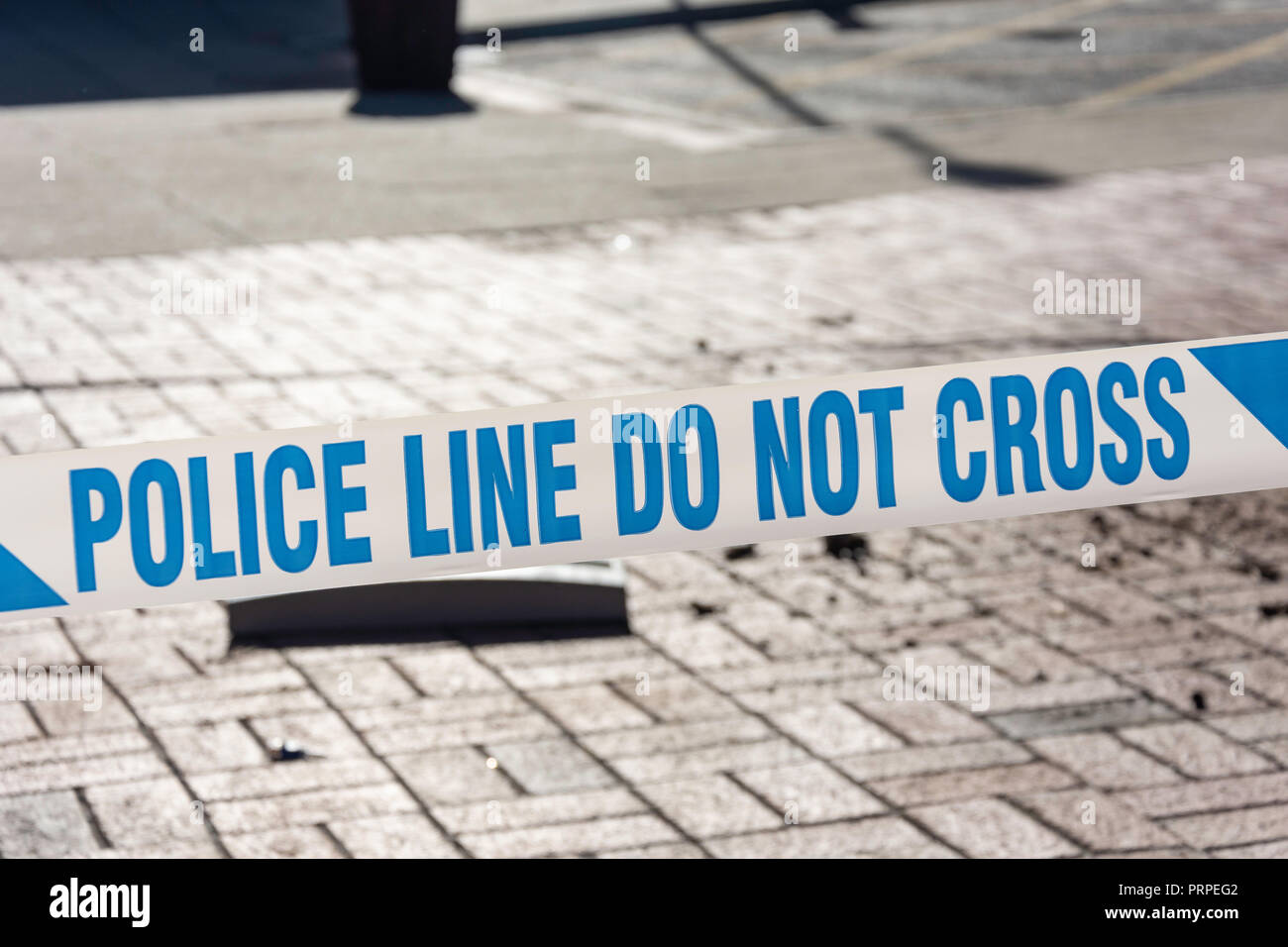 Police tape crime scene cross -Fotos und -Bildmaterial in hoher ...