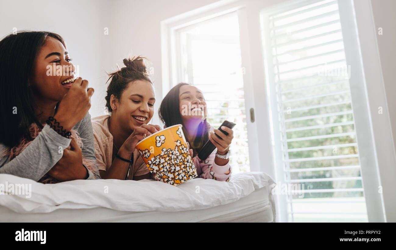 Bett essen -Fotos und -Bildmaterial in hoher Auflösung – Alamy