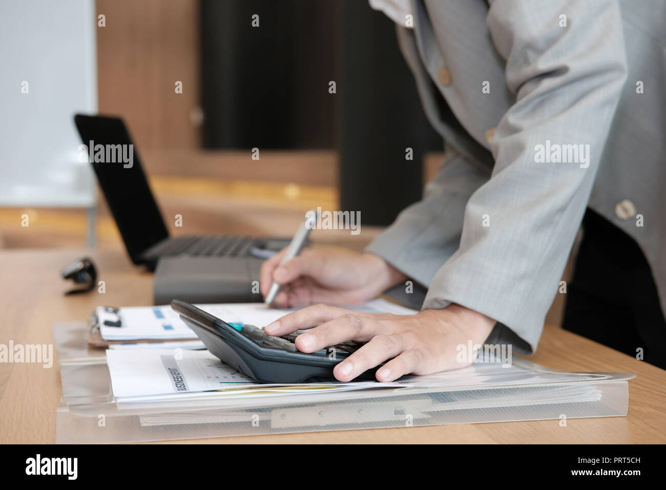 Finanzberater arbeiten mit Taschenrechner, Business Document im Büro ...
