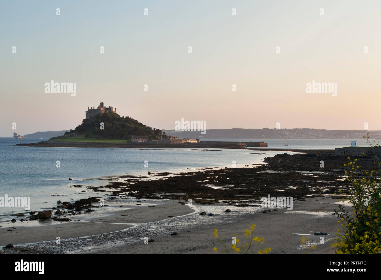 Hms königin elizabeth von cornwall -Fotos und -Bildmaterial in hoher ...