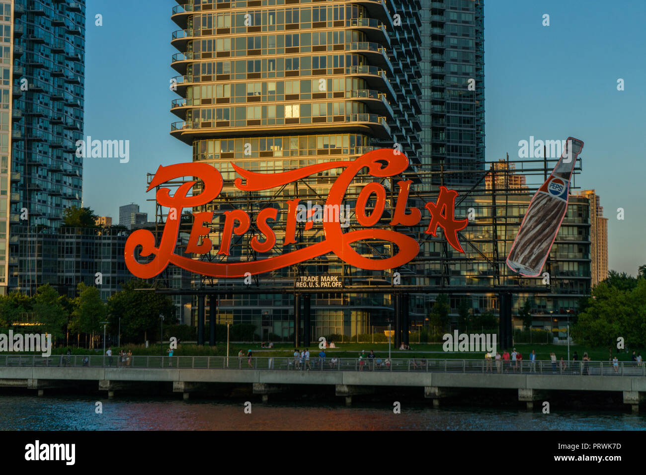 Neon pepsi zeichen -Fotos und -Bildmaterial in hoher Auflösung – Alamy