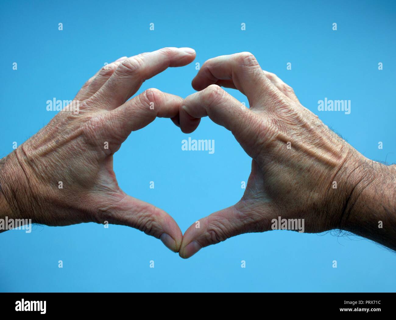 Baby hands heart shape -Fotos und -Bildmaterial in hoher Auflösung – Alamy