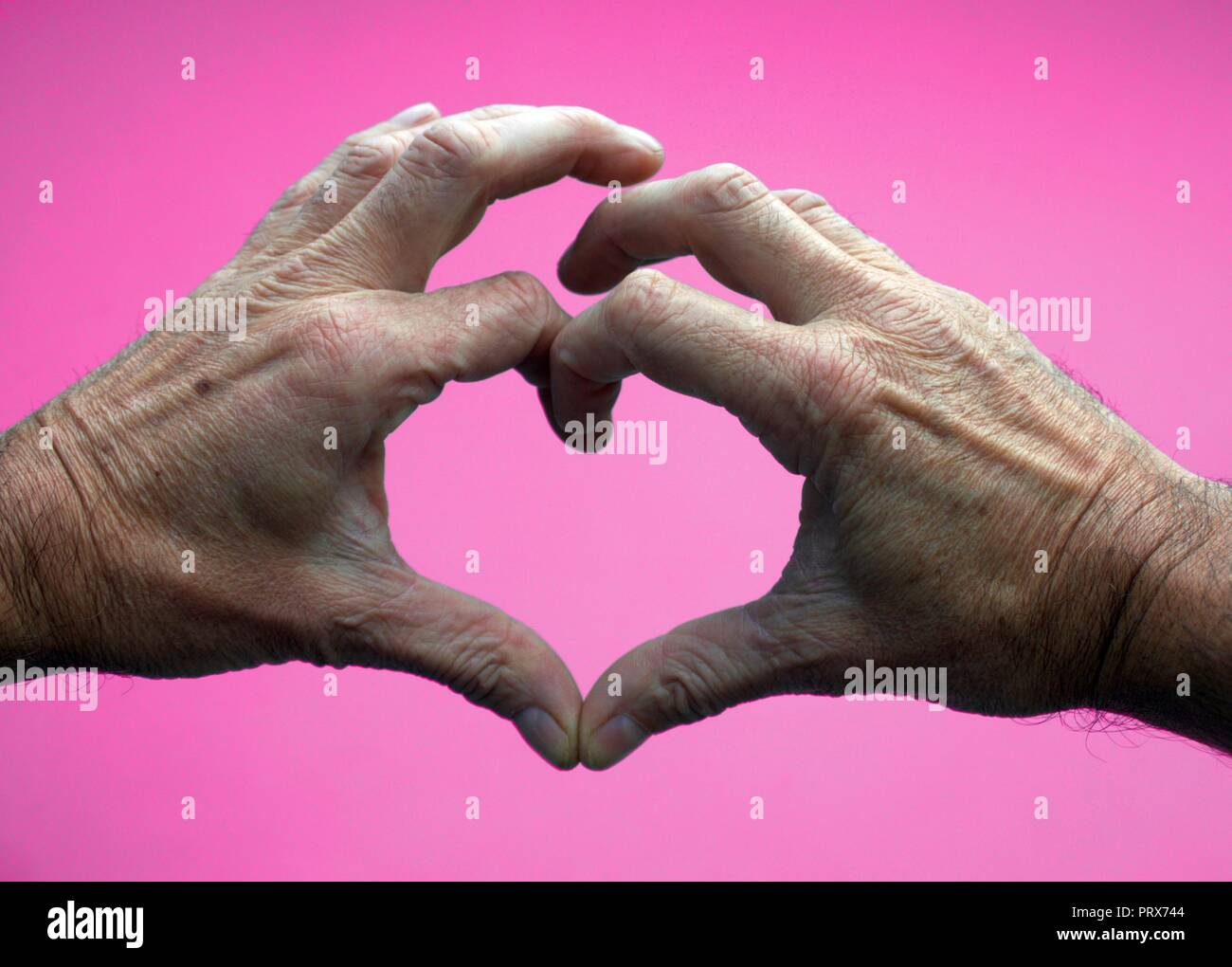 Herzform hand -Fotos und -Bildmaterial in hoher Auflösung – Alamy