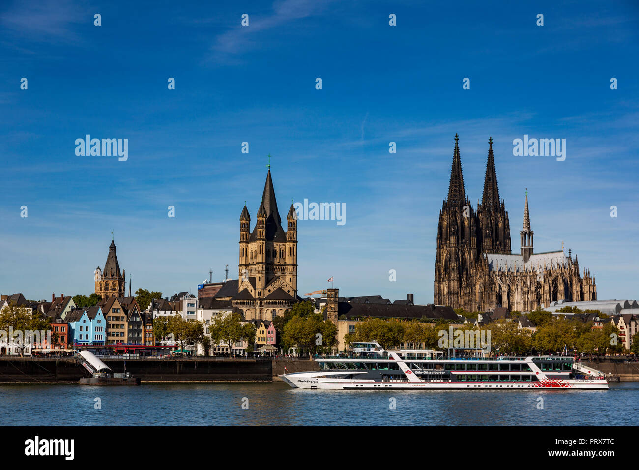 Blick auf die Altstadt von Köln am Rhein mit Kirchen Groß St. Martin ...