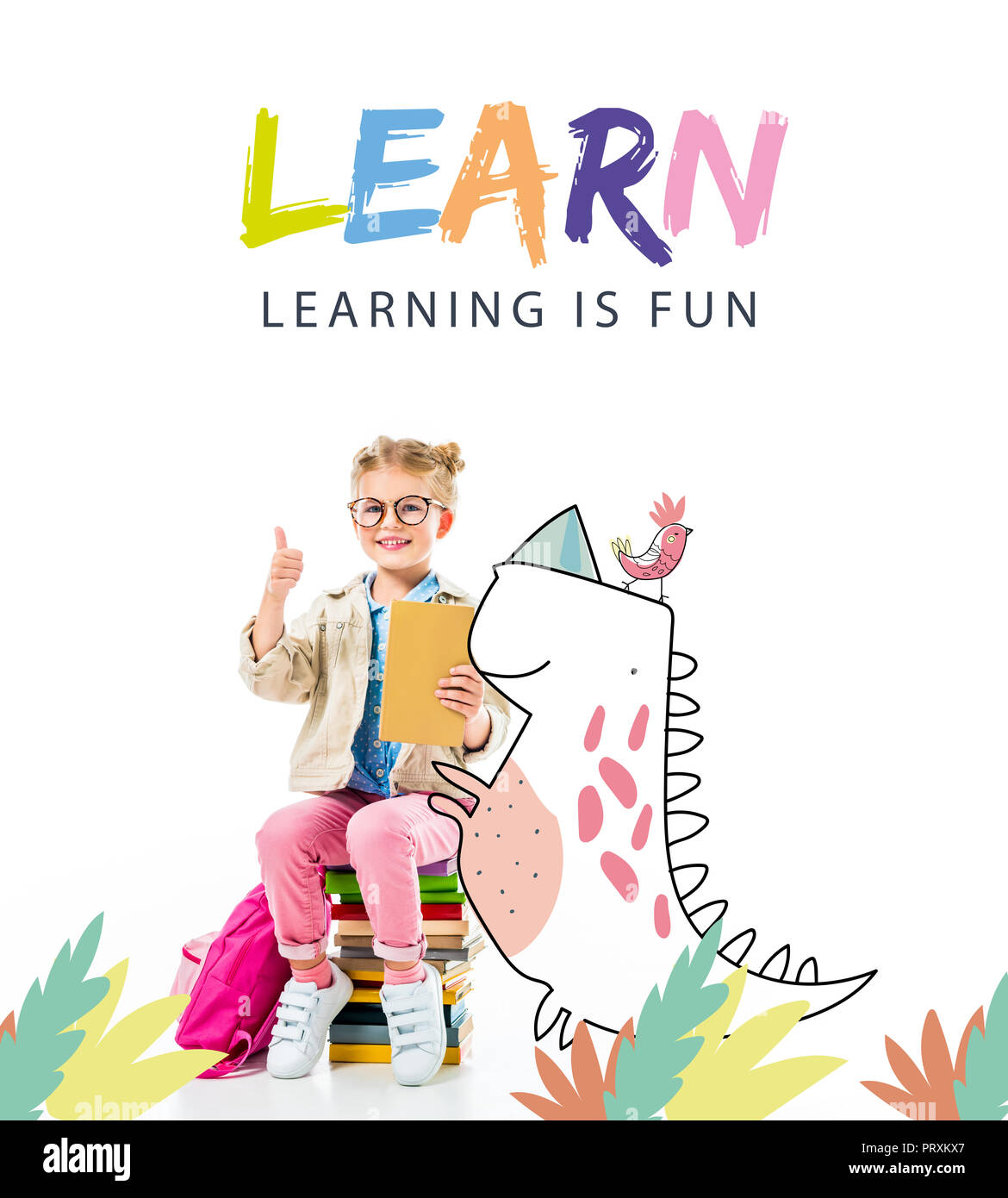 Bezaubernd lächelnde Schüler zeigen Daumen hoch, beim Sitzen auf Stapel ...