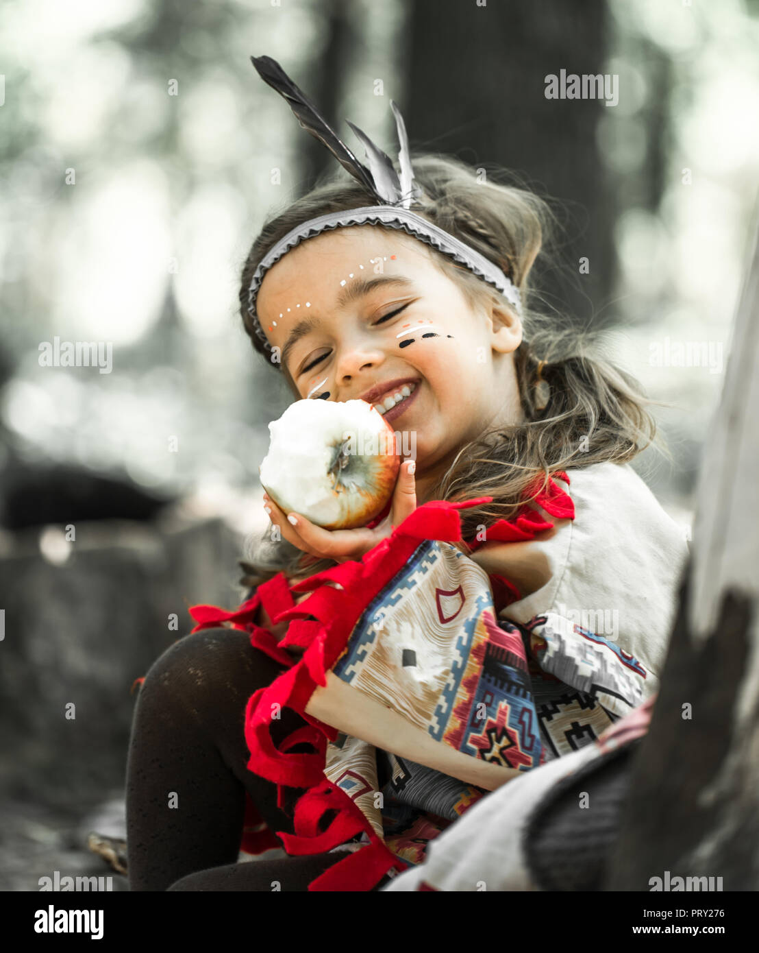 Portrait von kleine süße Mädchen in Tracht der Indianer, das Konzept ... Portrait von kleine süße Mädchen in Tracht der Indianer, das Konzept ...