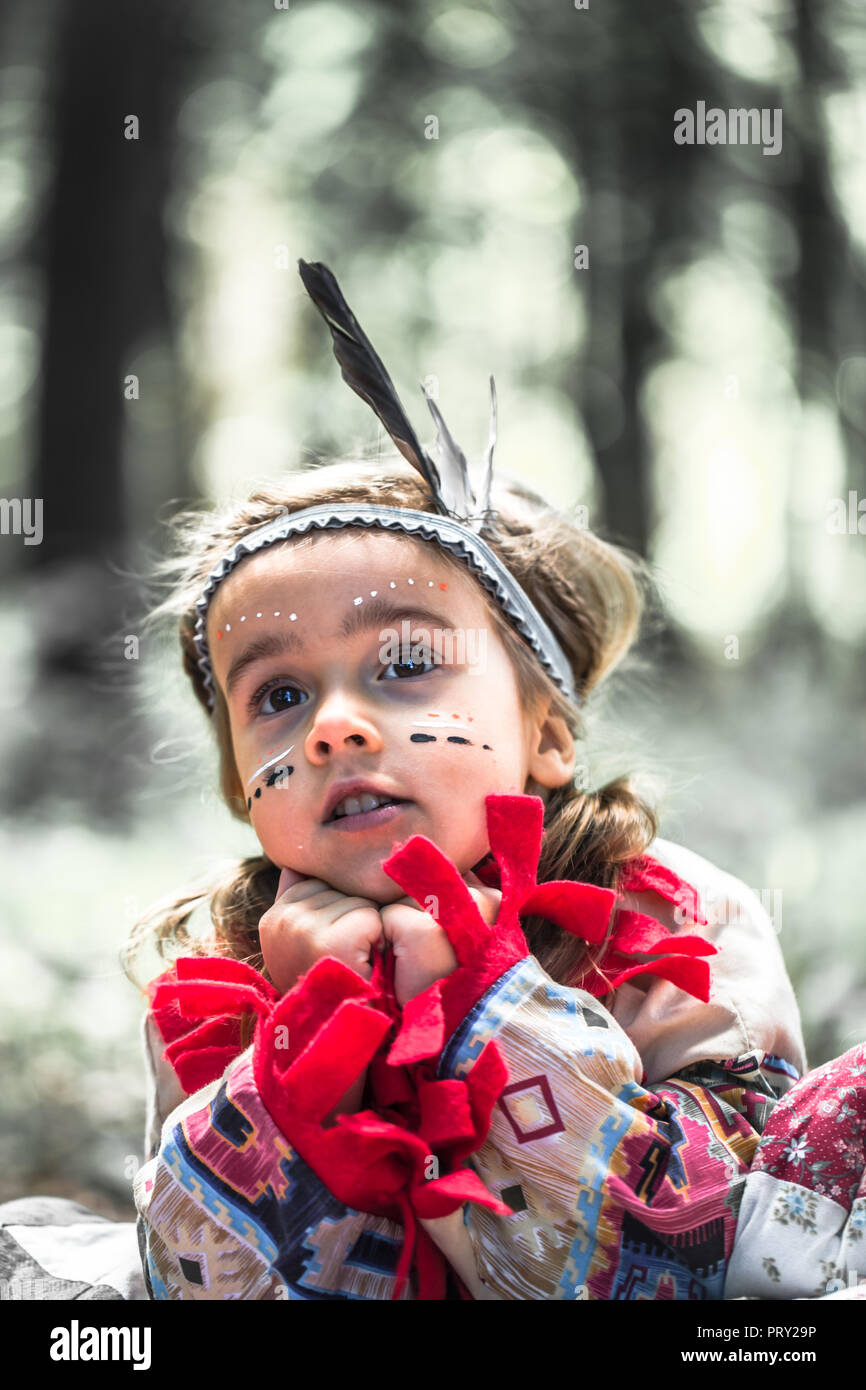 Portrait von kleine süße Mädchen in Tracht der Indianer, das Konzept ... Portrait von kleine süße Mädchen in Tracht der Indianer, das Konzept ...