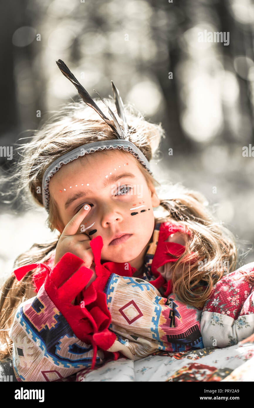 Portrait von kleine süße Mädchen in Tracht der Indianer, das Konzept ... Portrait von kleine süße Mädchen in Tracht der Indianer, das Konzept ...