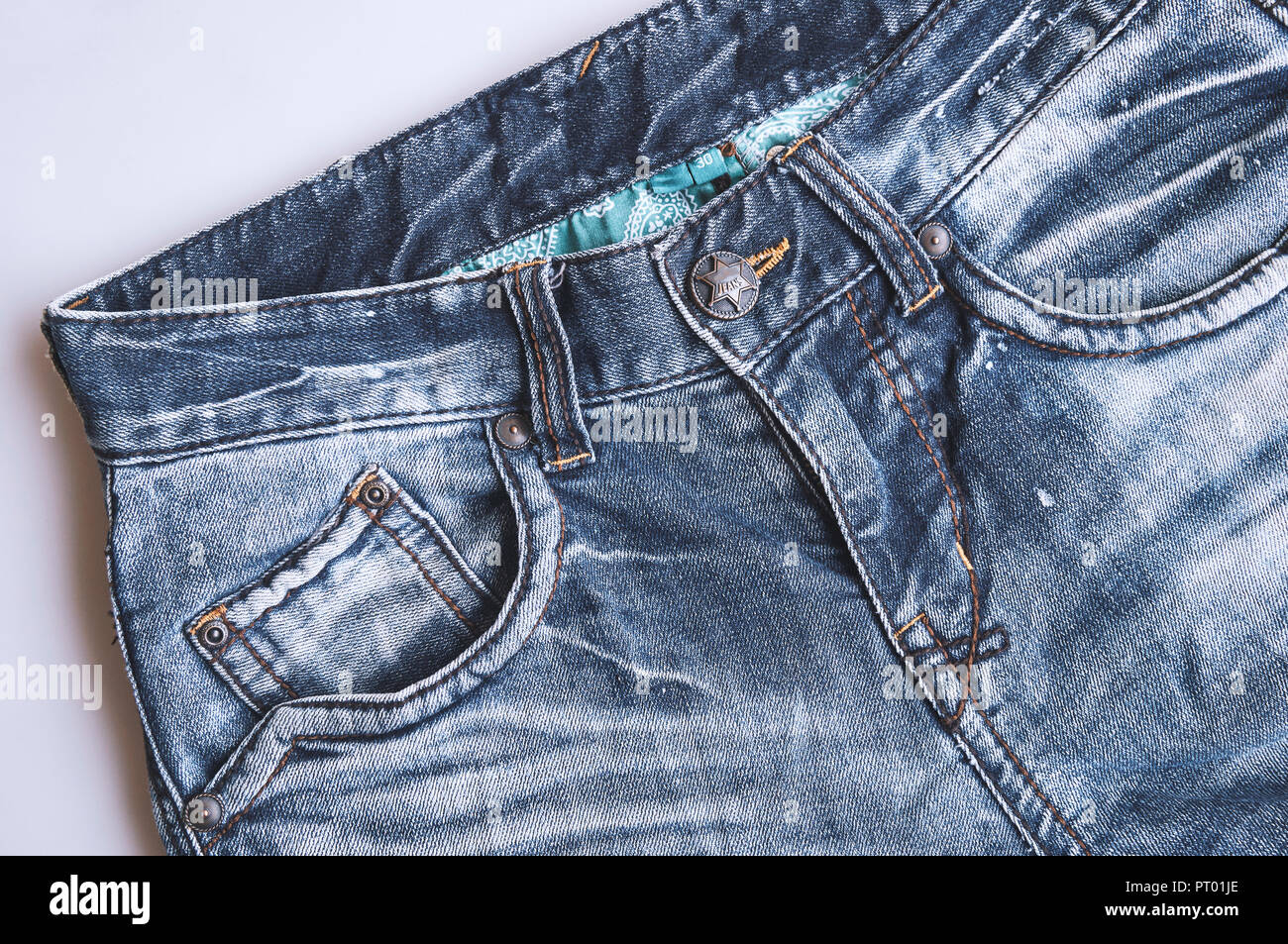 Black ripped jeans -Fotos und -Bildmaterial in hoher Auflösung – Alamy