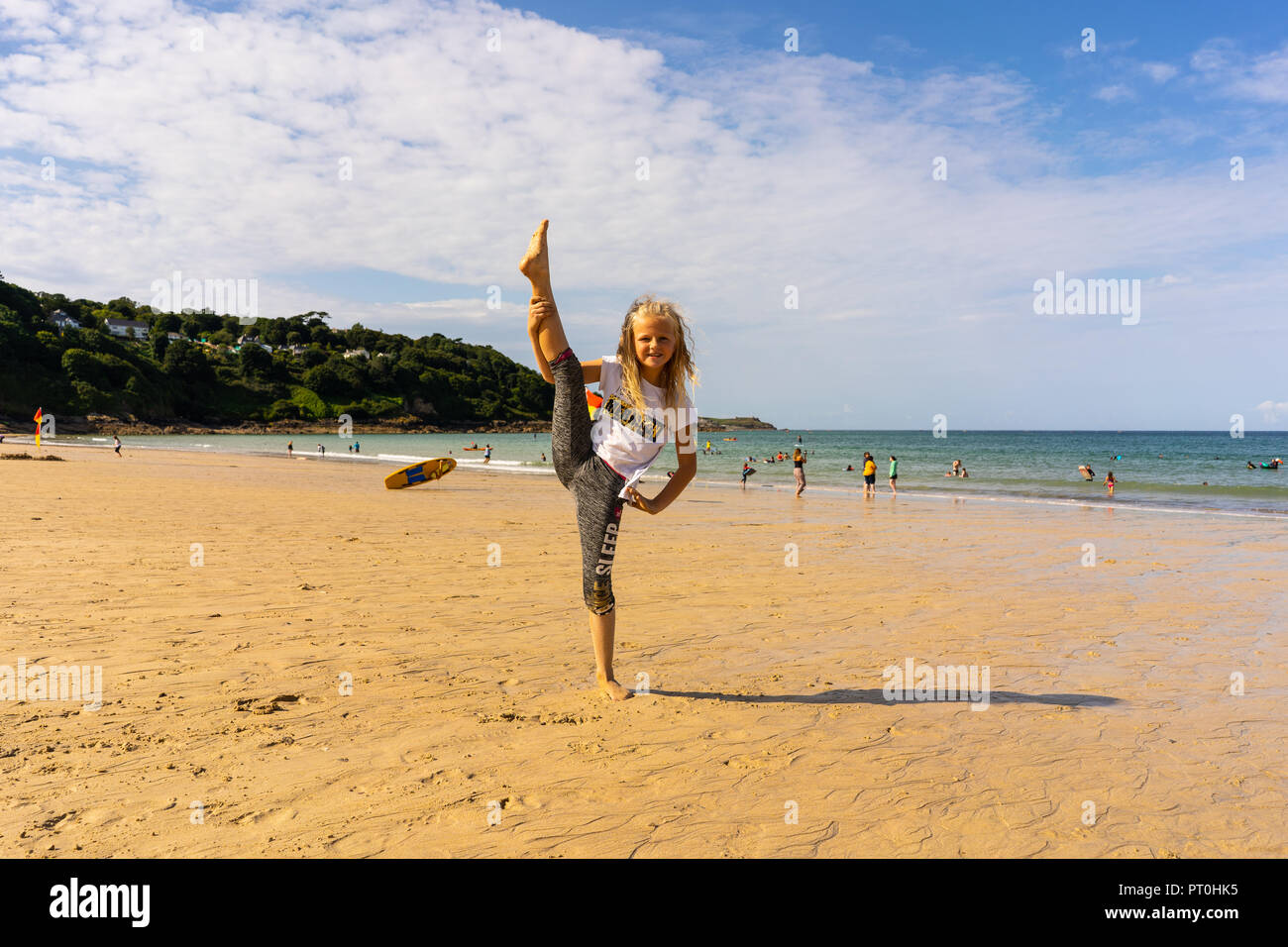 Eine hübsche kleine blonde Mädchen übt ihre Tanz und Gymnastik am ...