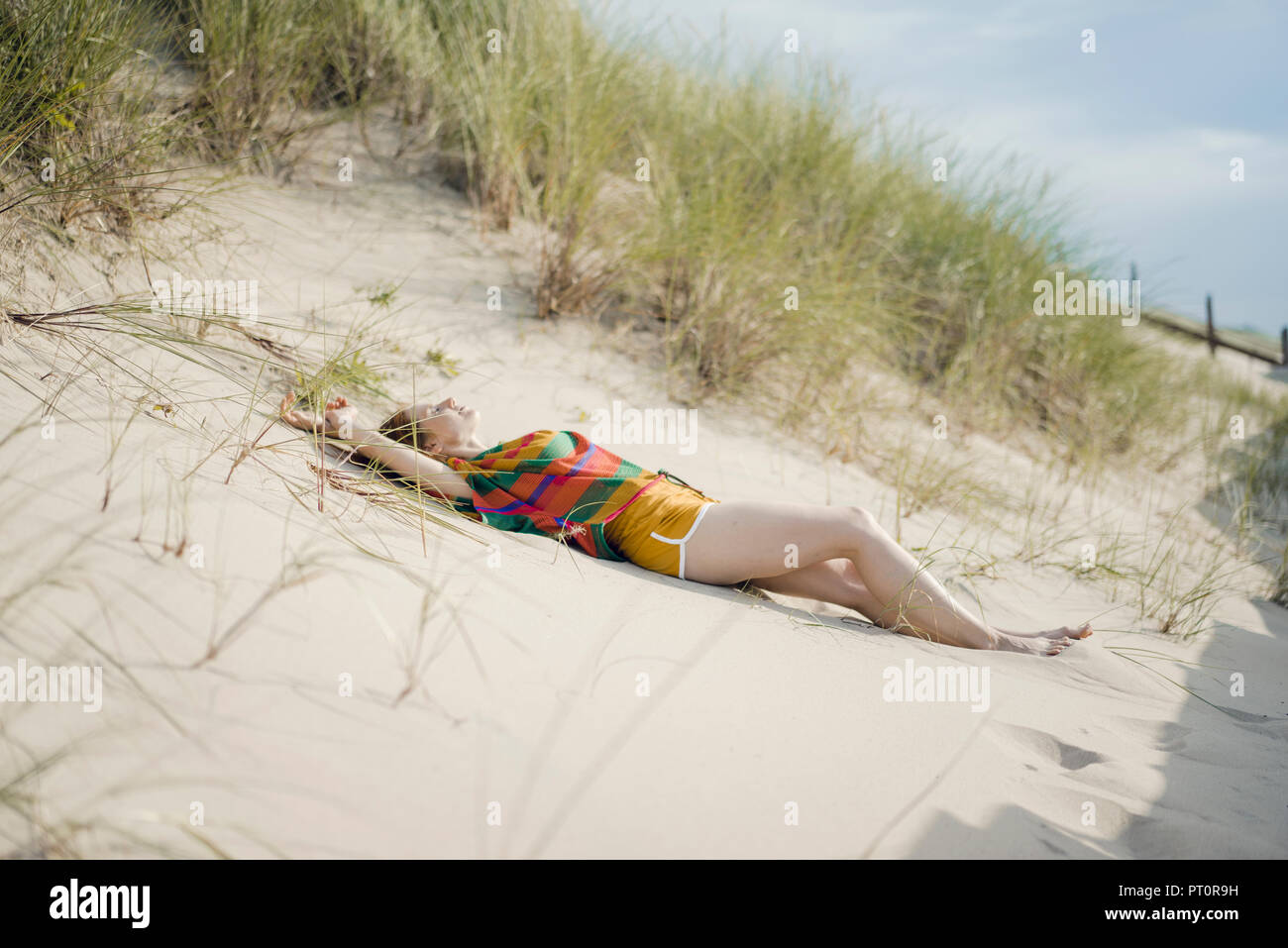 Menschen Sonnen Sich Am Strand Stockfotos und -bilder Kaufen - Alamy