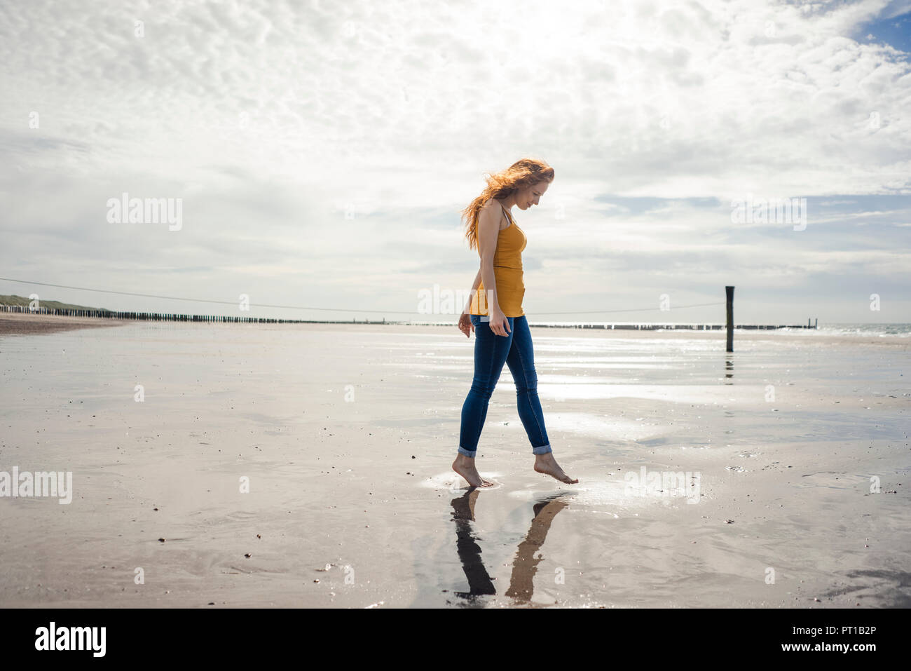Entlang dem strand spazieren gehen -Fotos und -Bildmaterial in hoher ...