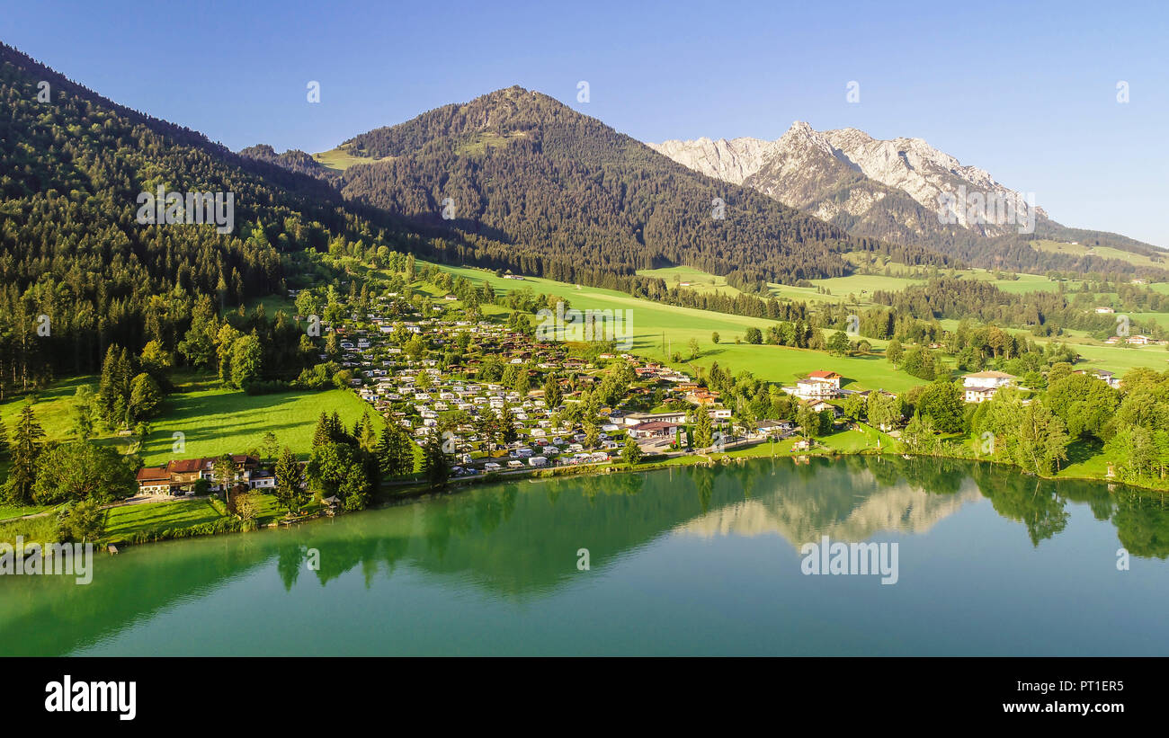 Österreich, Tirol, Kaiserwinkl, Luftaufnahme von Walchsee ...