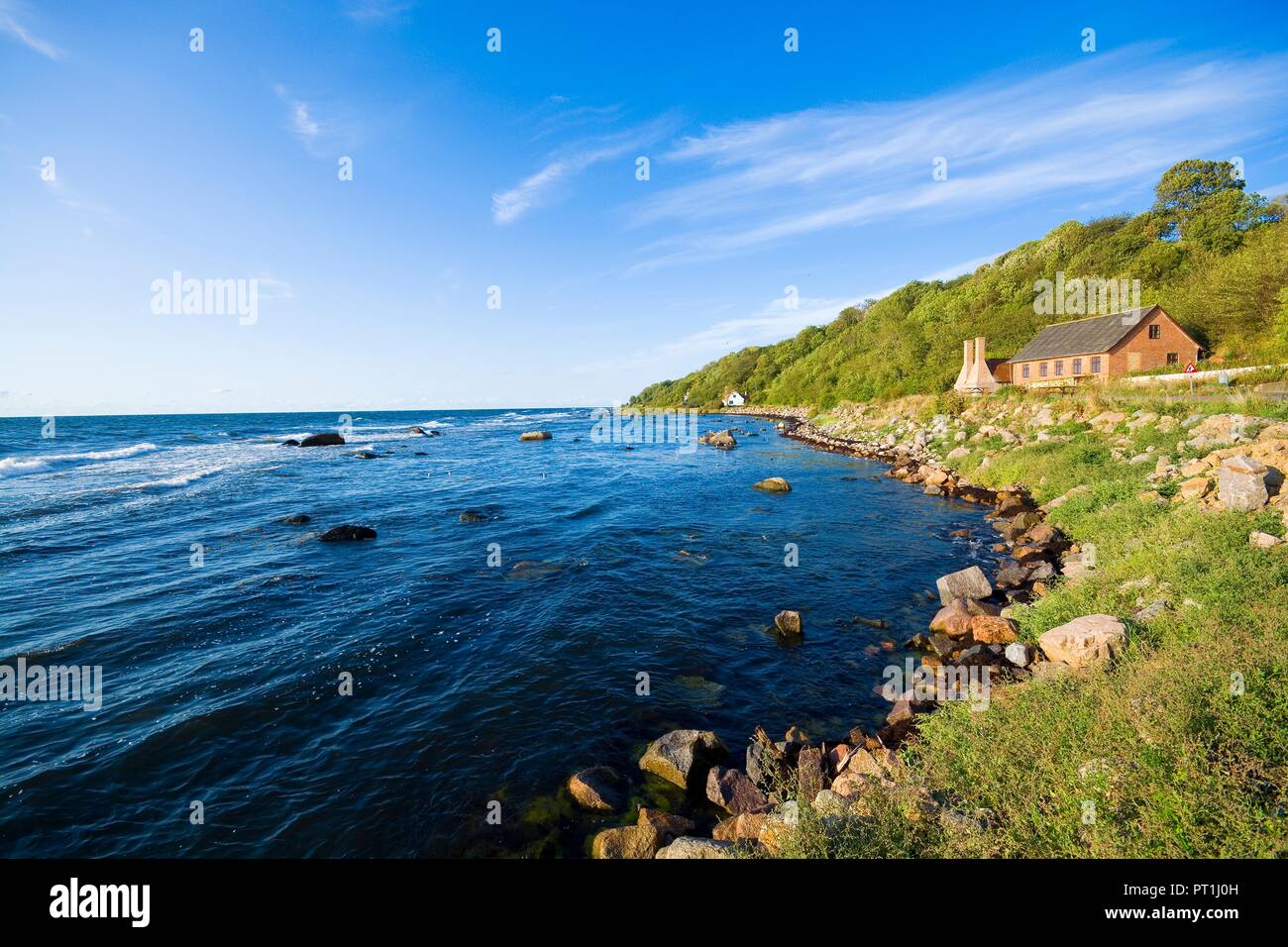 Blick auf Fischerdorf an der Westküste der Insel Bornholm - Helligpeder ...