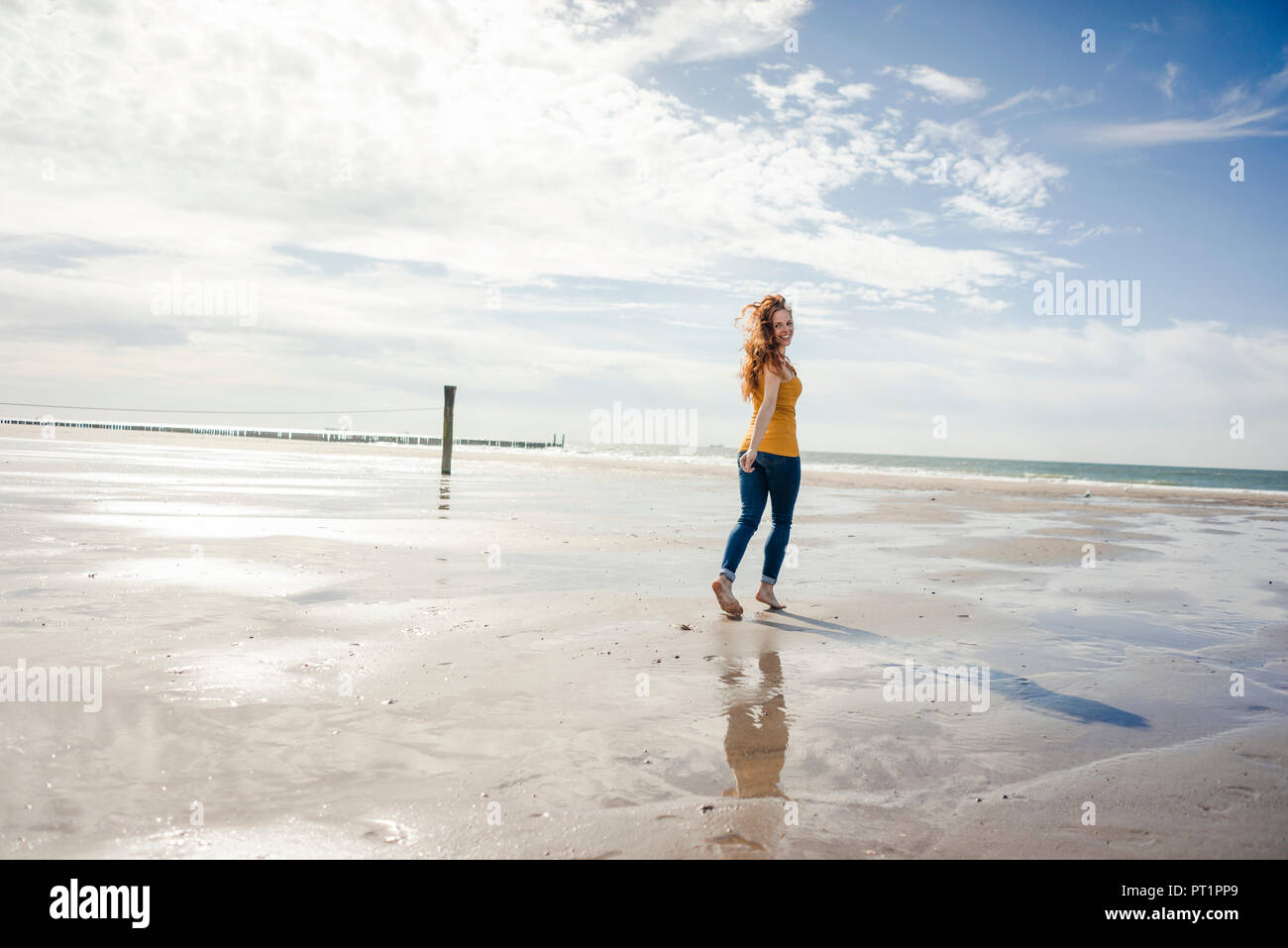 Entlang dem strand spazieren gehen -Fotos und -Bildmaterial in hoher ...
