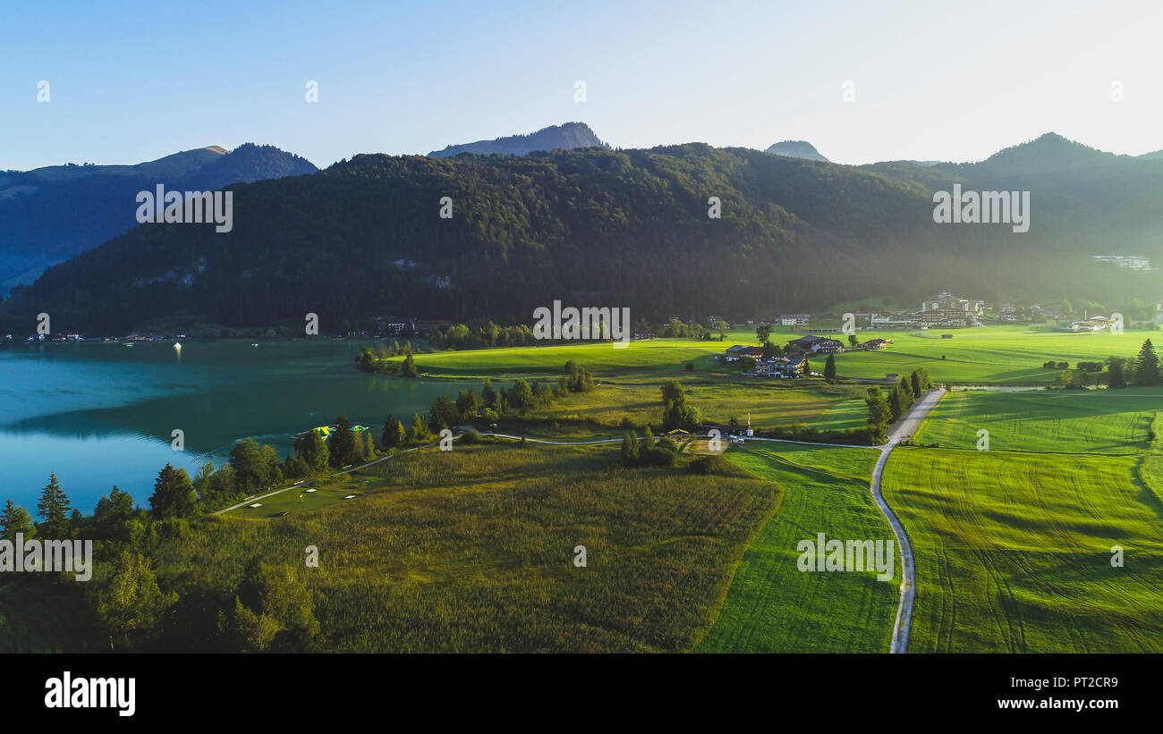 Österreich, Tirol, Kaiserwinkl, Luftaufnahme von Walchsee ...