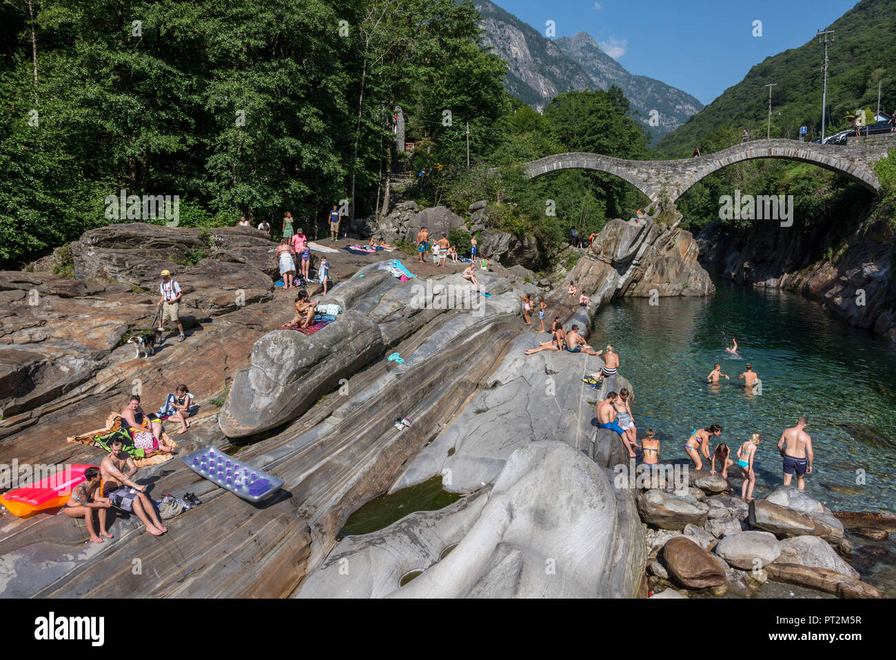 Leute Die Am Fluss Verzasca Baden Fotos Und Bildmaterial In Hoher
