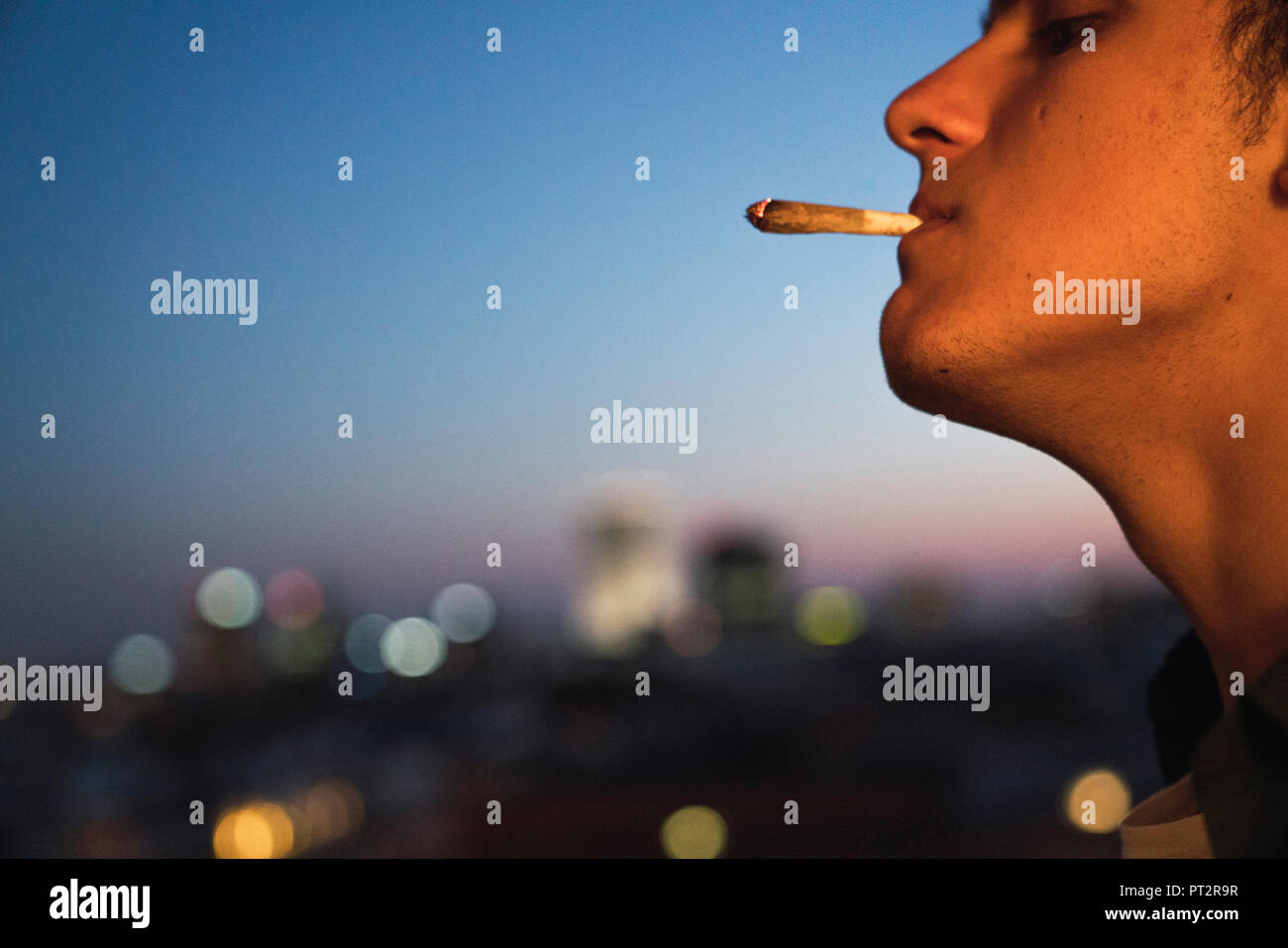 Man smoking joint -Fotos und -Bildmaterial in hoher Auflösung – Alamy