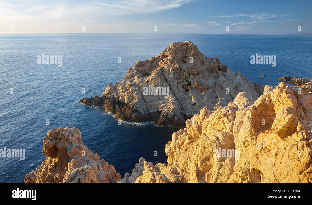 An der felsigen Küste bei L'Ile Rousse, Korsika, Frankreich ...