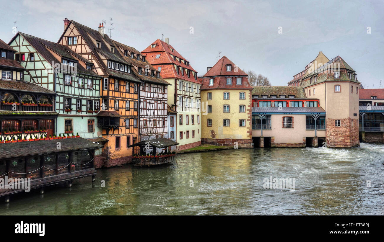 Alte fachwerkhäuser am fluss ill -Fotos und -Bildmaterial in hoher ...