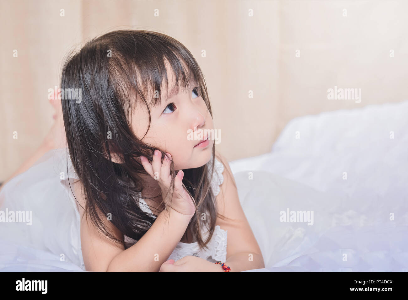 Denkendes kind -Fotos und -Bildmaterial in hoher Auflösung – Alamy