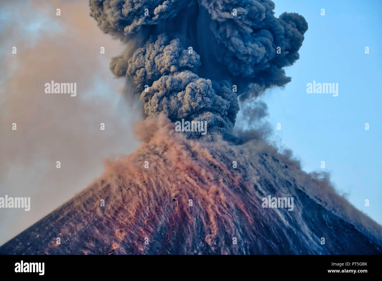 Ausbruch des mount krakatau -Fotos und -Bildmaterial in hoher Auflösung ...
