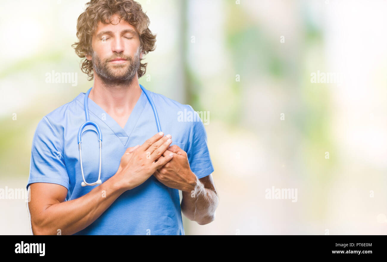 Stattliche hispanic Chirurg Arzt Mann über isolierte Hintergrund ...