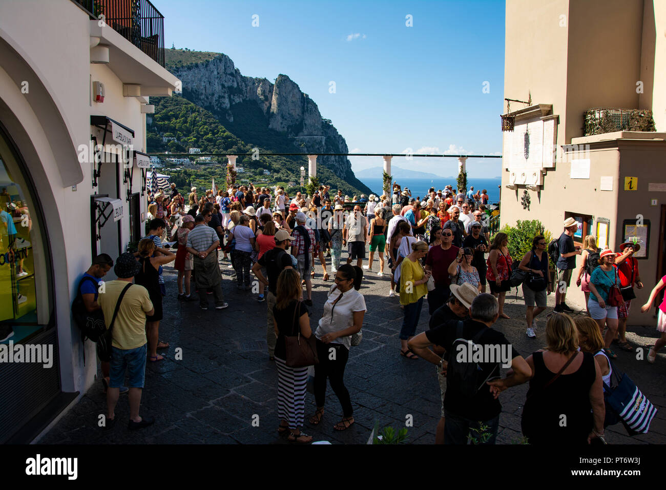 Capri tourists -Fotos und -Bildmaterial in hoher Auflösung – Alamy