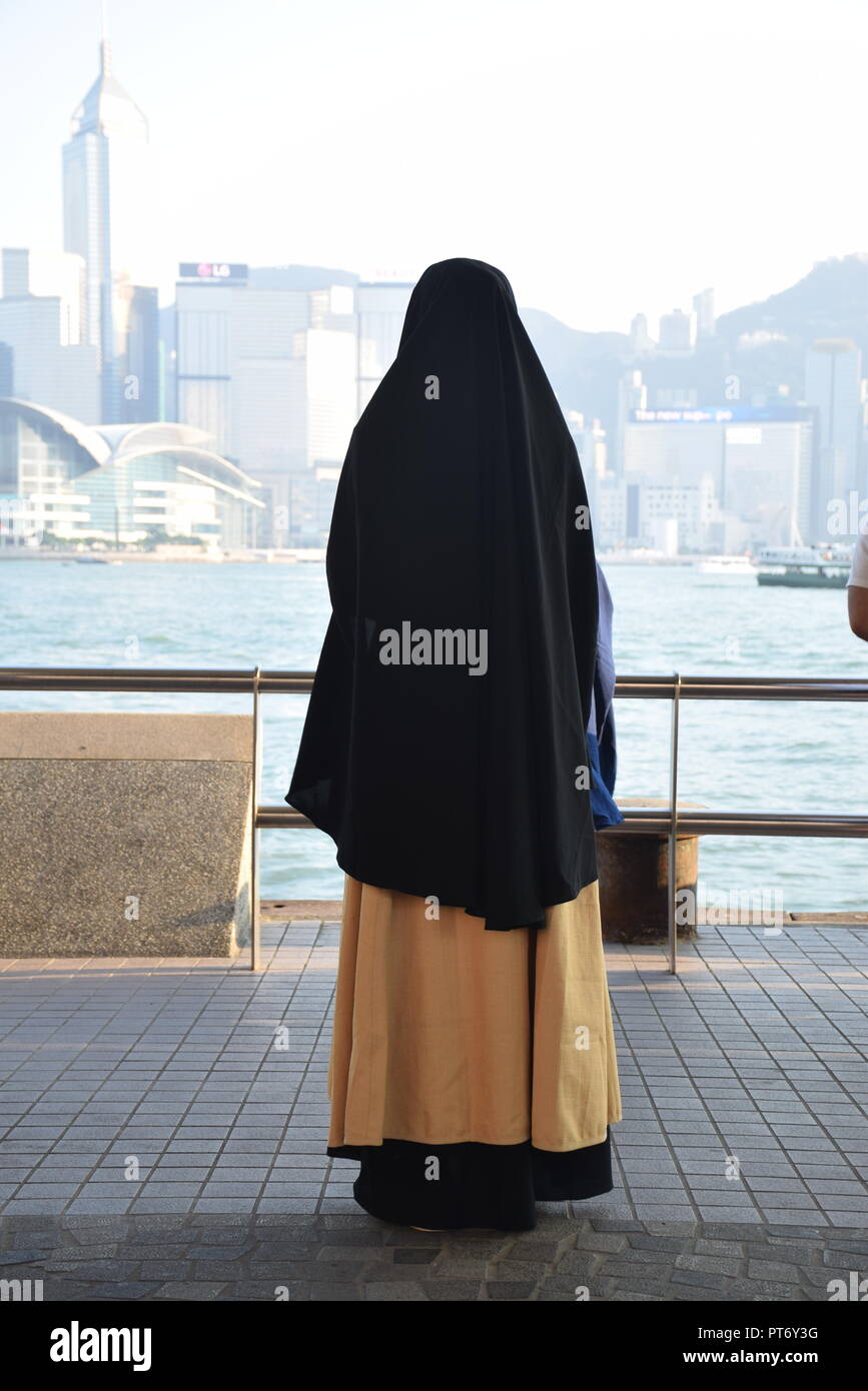 Burka gekleidet -Fotos und -Bildmaterial in hoher Auflösung – Alamy
