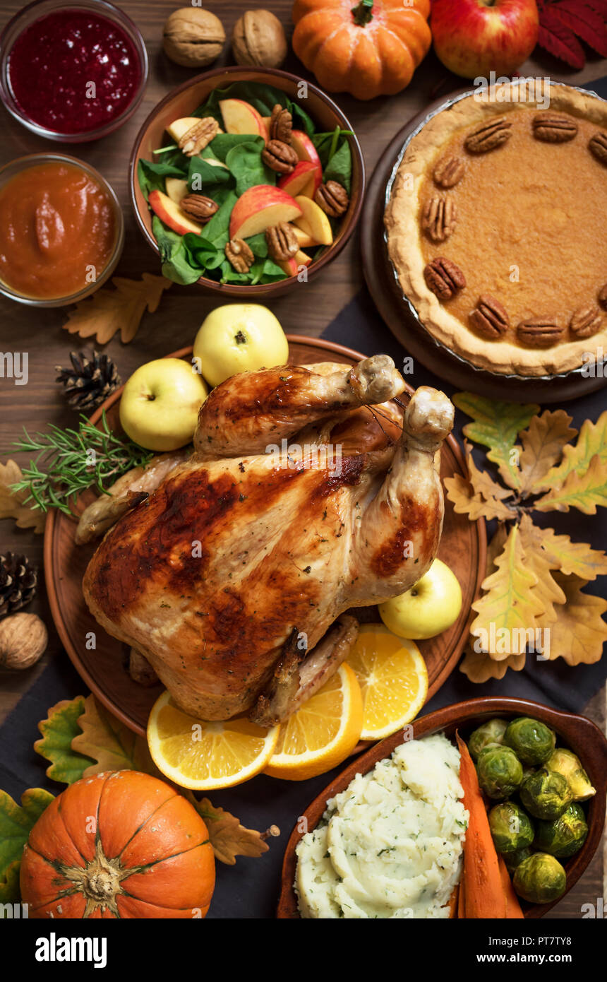 Thanksgiving truthahn abendessen -Fotos und -Bildmaterial in hoher ...