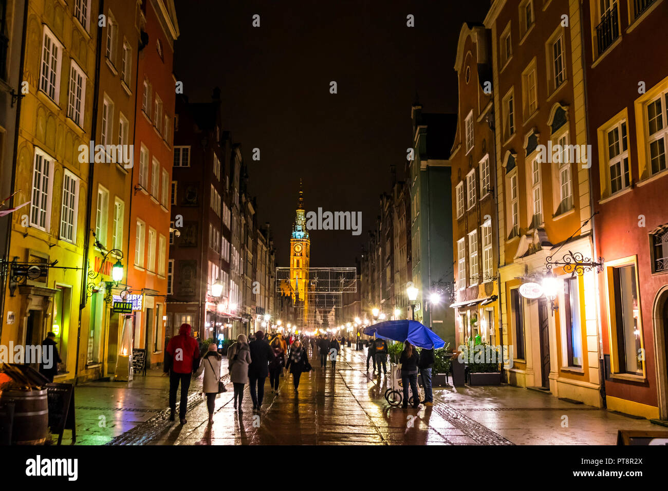 Die Menschen entlang der Long Street (dluga) in Danzig, Polen. Turm von ...
