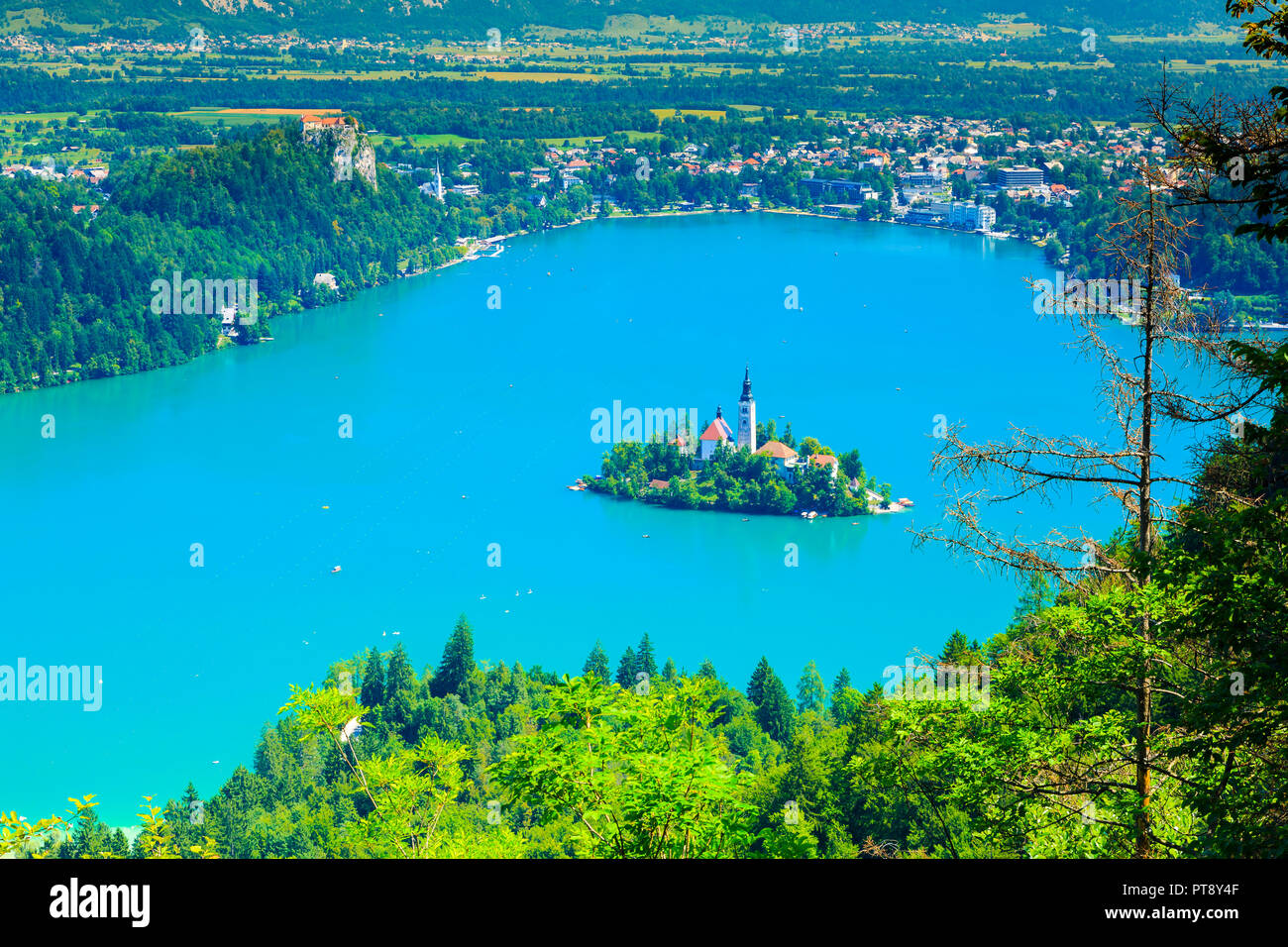 Ausgeblutete inselkirche -Fotos und -Bildmaterial in hoher Auflösung ...