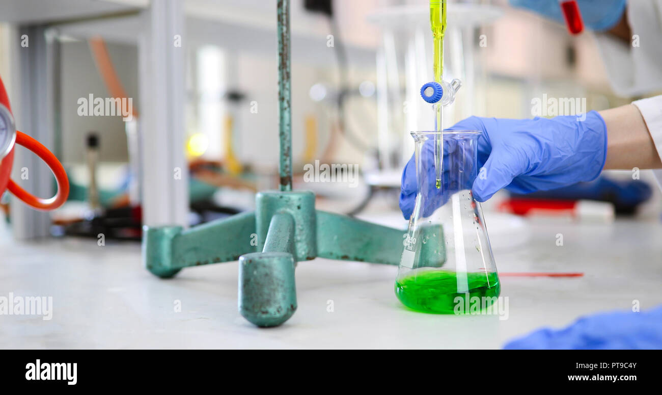 Chemische experimente -Fotos und -Bildmaterial in hoher Auflösung – Alamy
