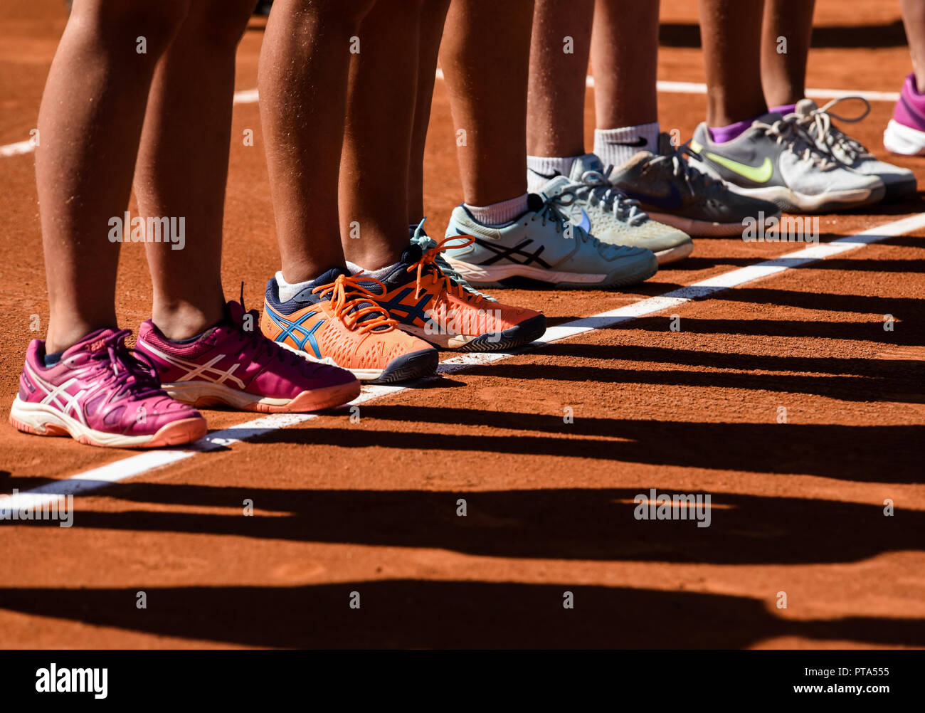 Girls tennis shoes sneakers -Fotos und -Bildmaterial in hoher Auflösung – Alamy