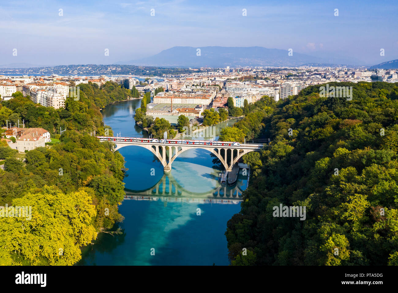 Luftaufnahme der Arve eine Rhone Fluss Zusammenfluss in Genf Schweiz ...