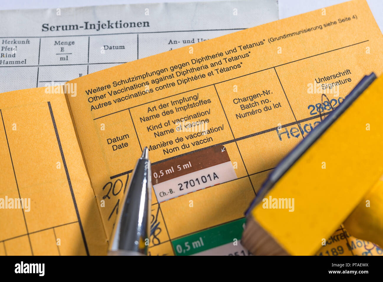 Impfpass mit Stempel und Kugelschreiber Stockfotografie - Alamy