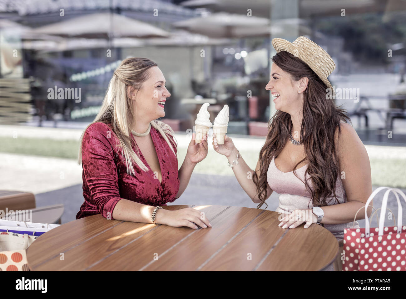Freudige freundschaft -Fotos und -Bildmaterial in hoher Auflösung – Alamy